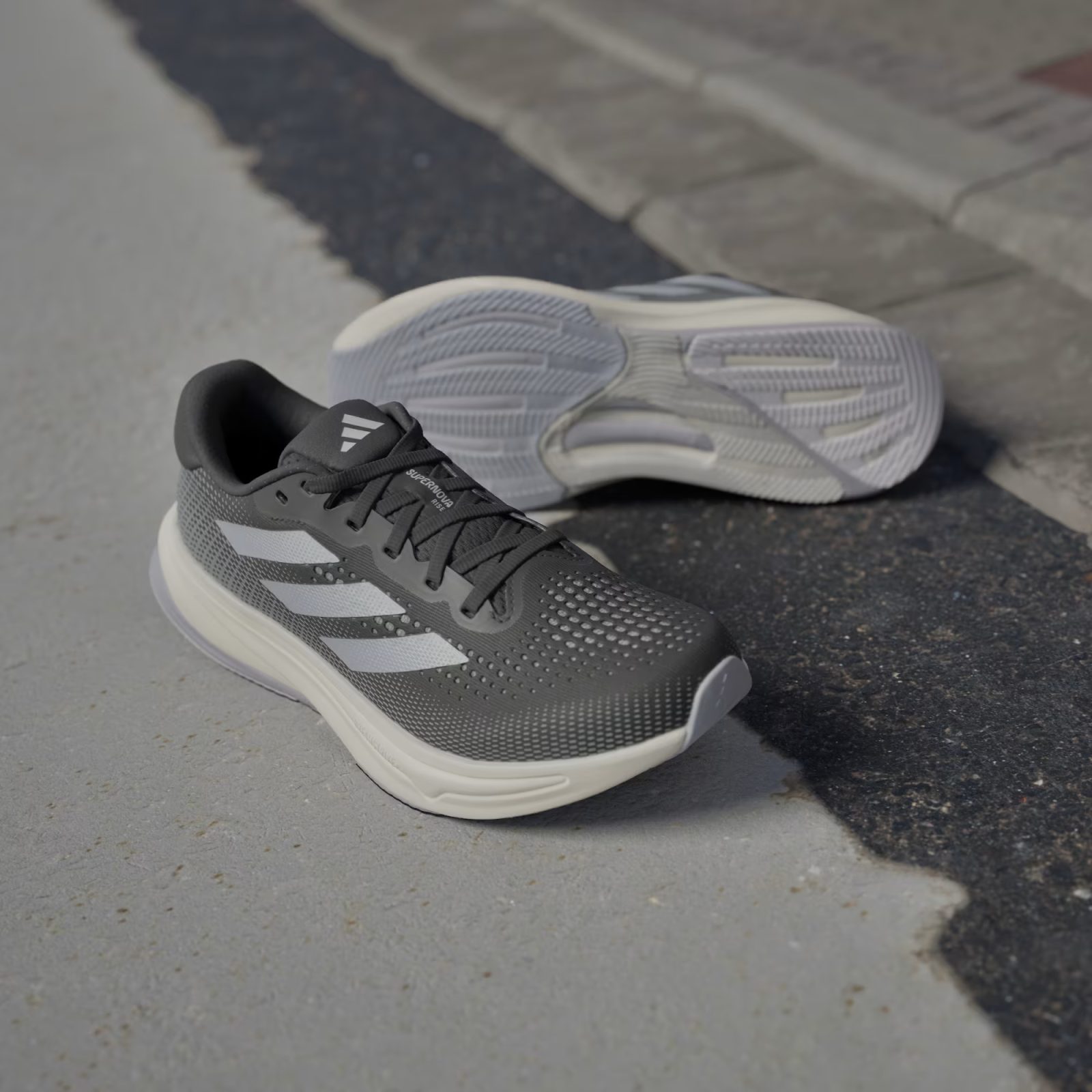 Adidas รองเท้าวิ่งผู้หญิง Supernova Rise | Core Black/Halo Silver/Dash ...