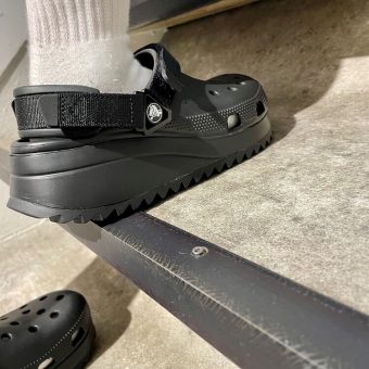 Crocs รองเท้าแตะ Classic Hiker Clog | Black/Black ( 206772-060 ) - APX ...
