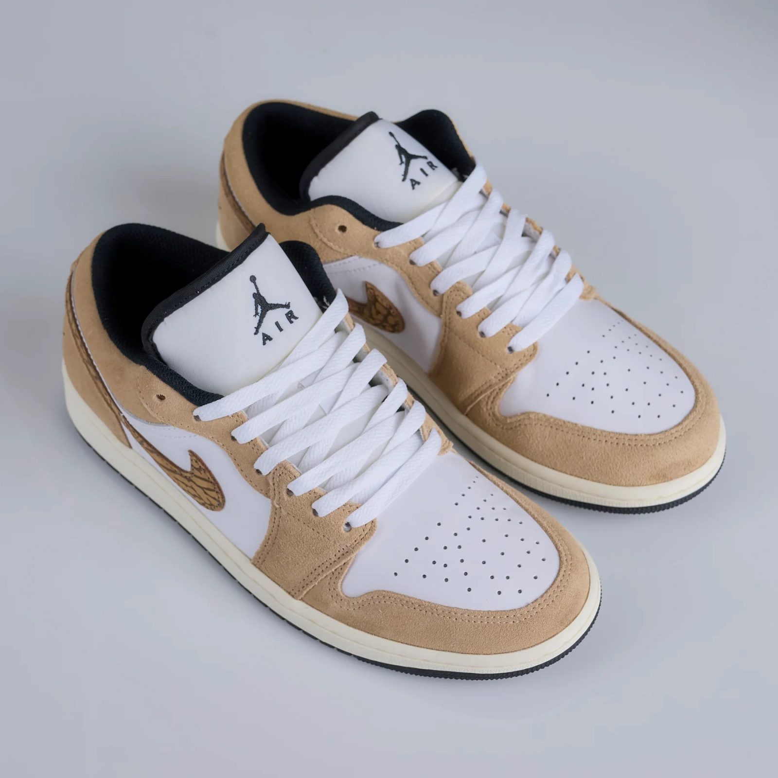 Nike รองเท้าผ้าใบผู้ชาย Air Jordan 1 Low SE | Hemp/White/Black/Light ...