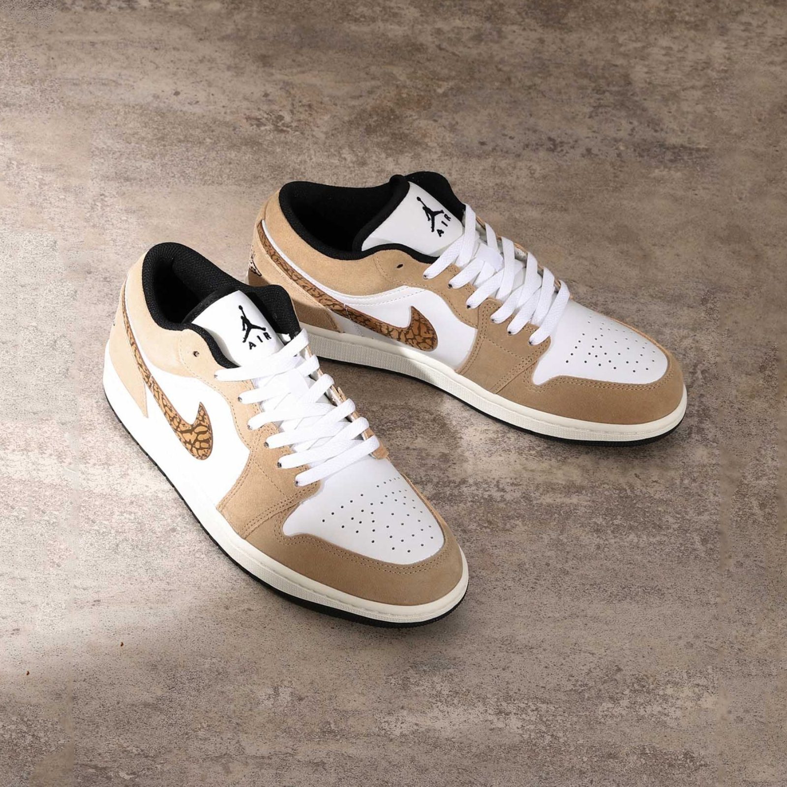 Nike รองเท้าผ้าใบผู้ชาย Air Jordan 1 Low SE | Hemp/White/Black/Light ...